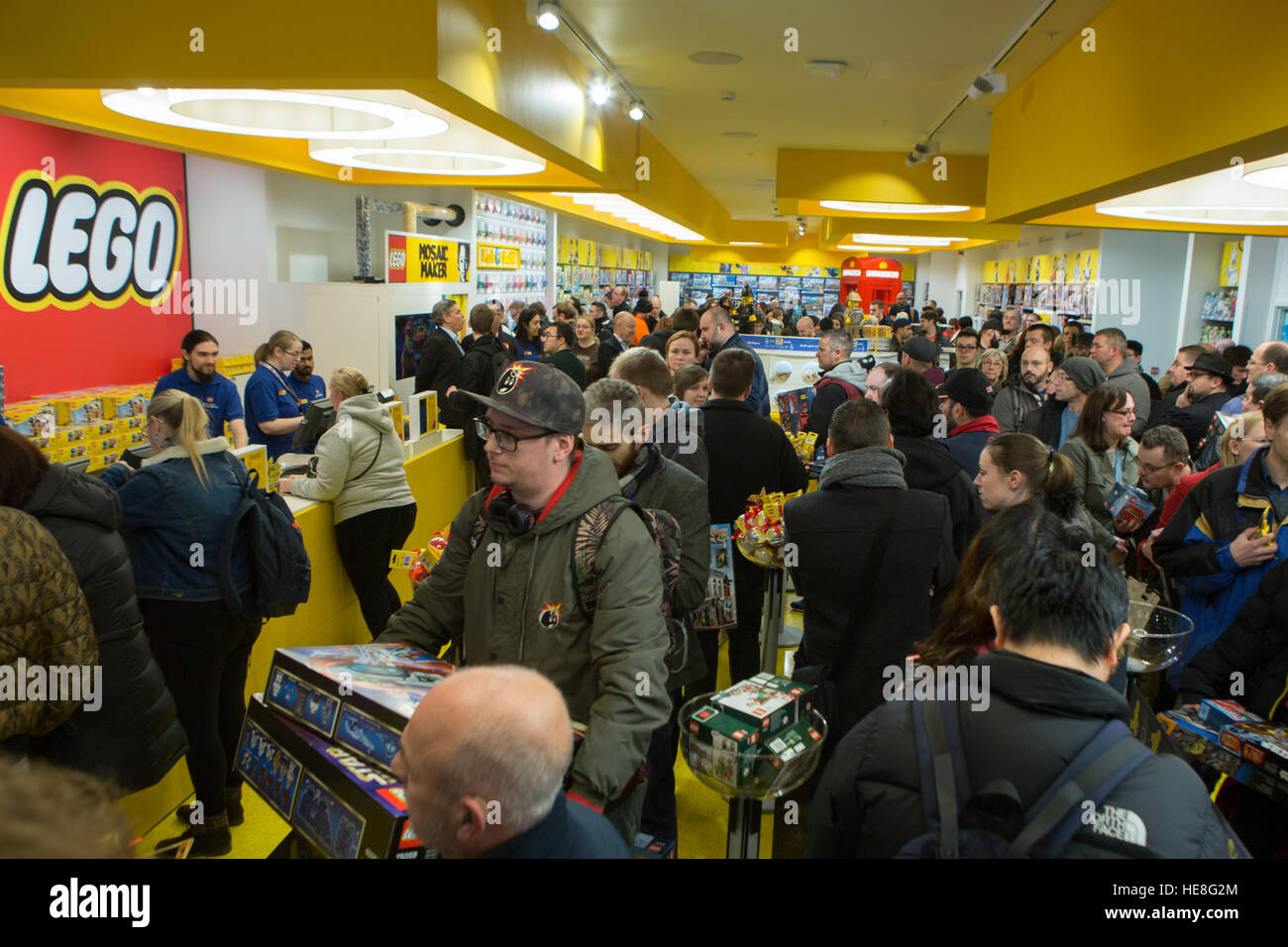 The world's largest Lego store is opens in Leicester Square Featuring ...