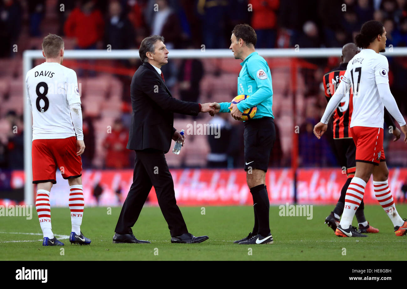 Shakes hands with referee hi-res stock photography and images - Alamy