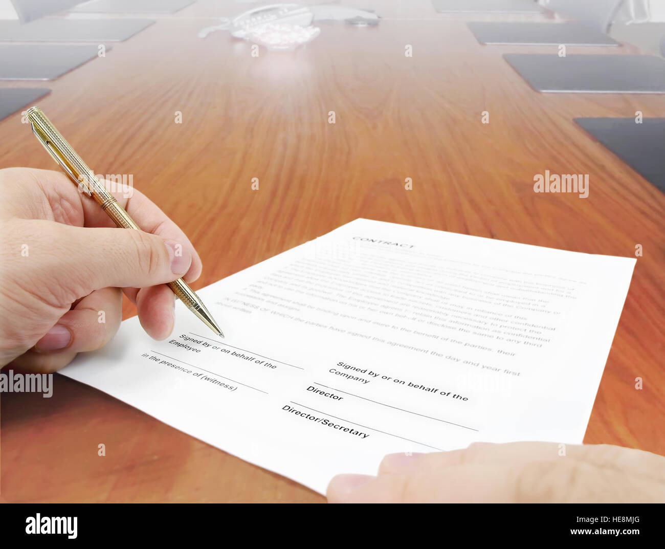 Hand signing contract hi-res stock photography and images - Alamy