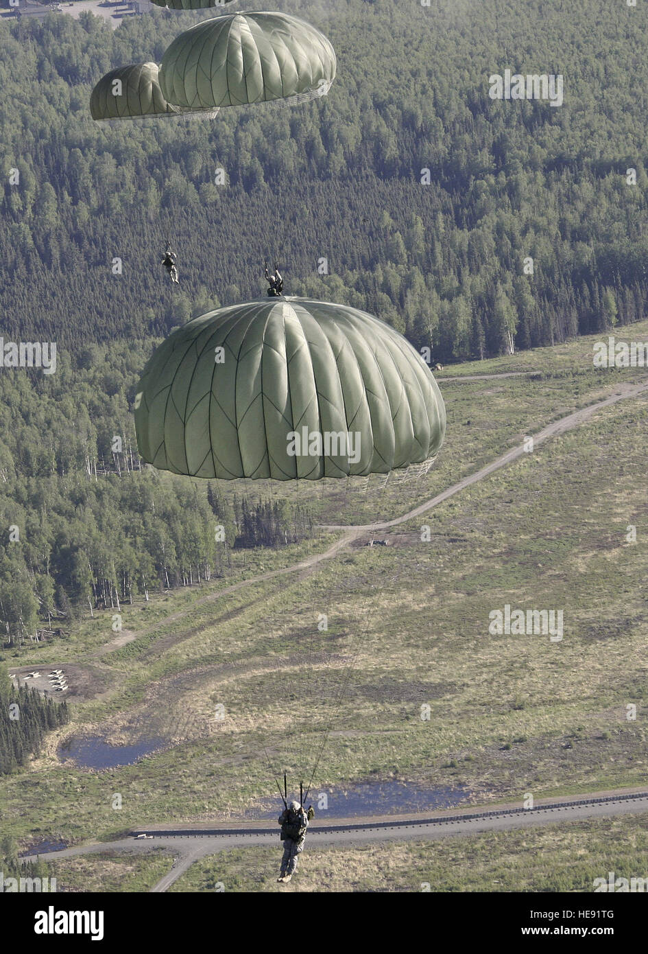 Soldiers parachute onto Malamute Drop Zone during airborne operations ...