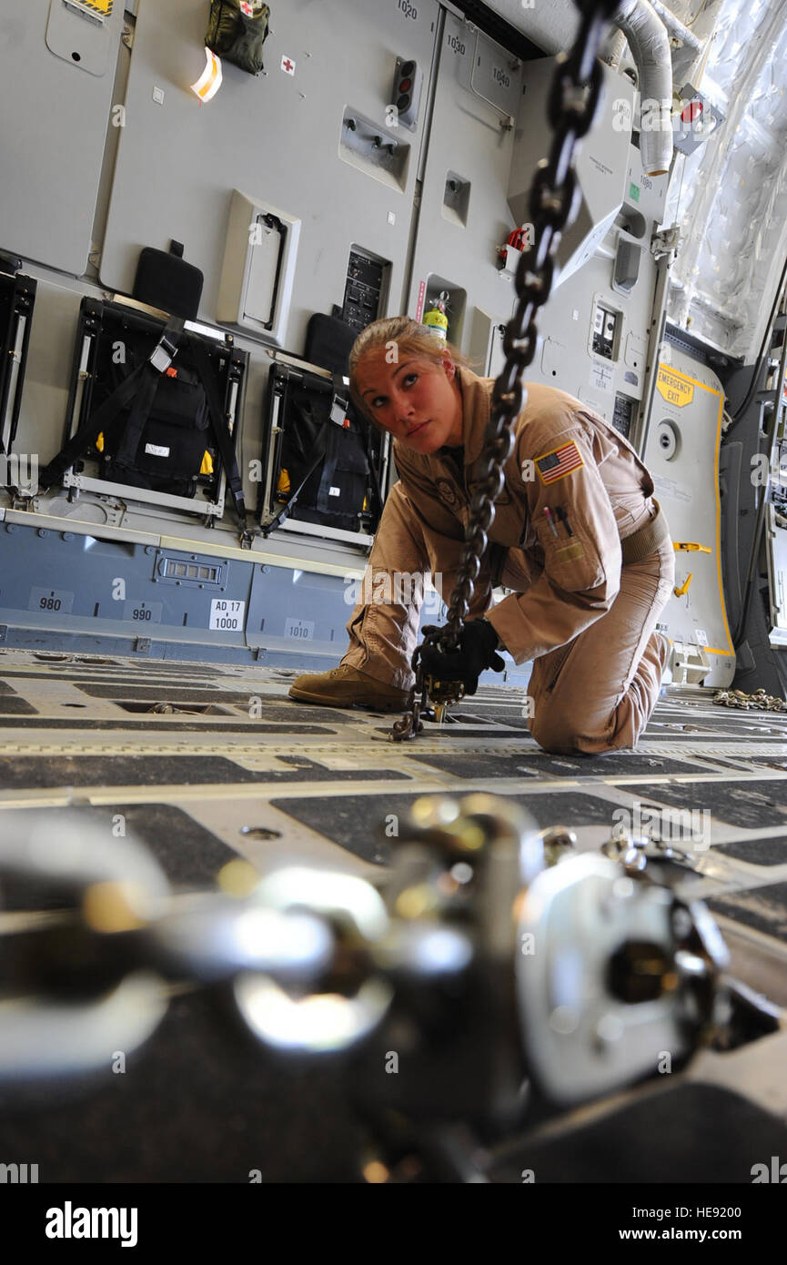 Female loadmaster hi-res stock photography and images - Alamy