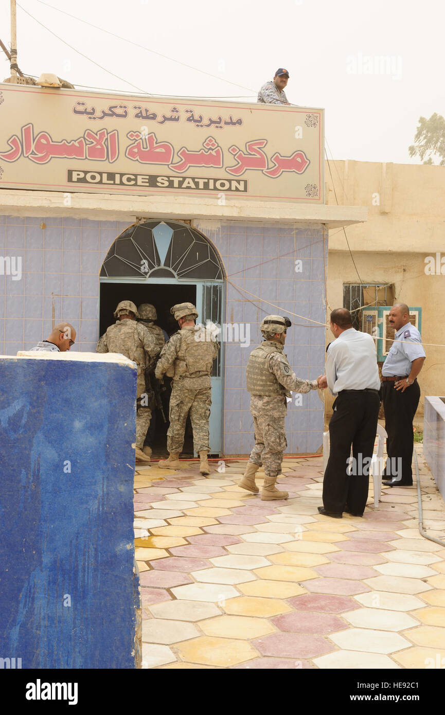 U.S. Soldiers from the 25th Special Troops Battalion Security ...