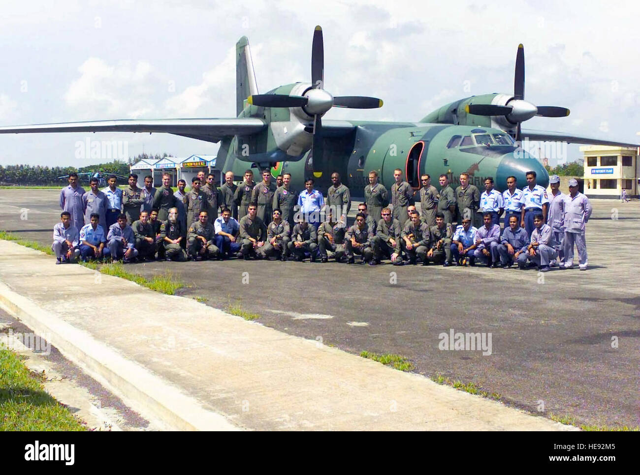US Marine Corps (USMC) personnel from Marine Aerial Refueler/Transport ...