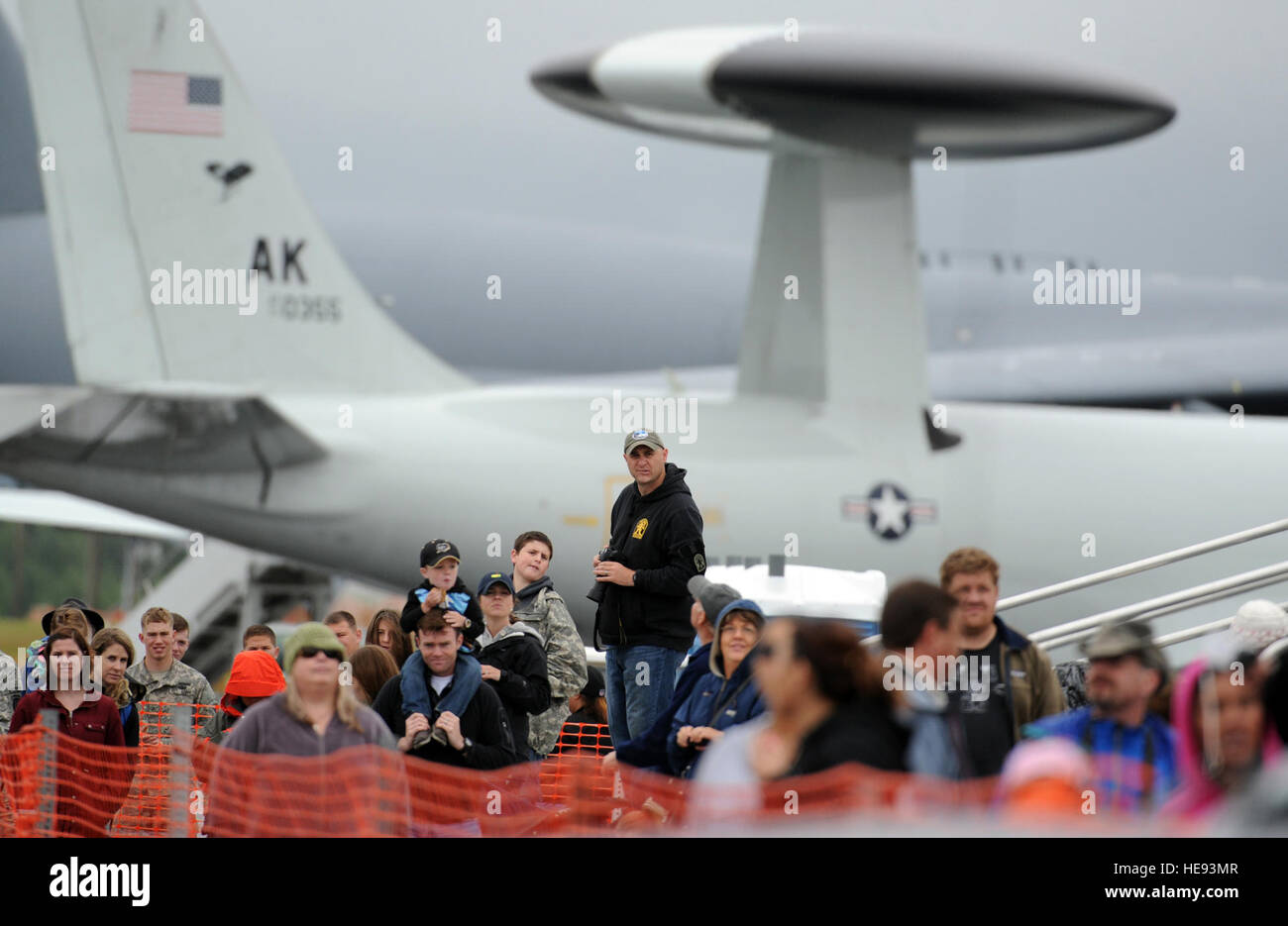 A crowd watches the sky as a demostration of Army paratroopers ...