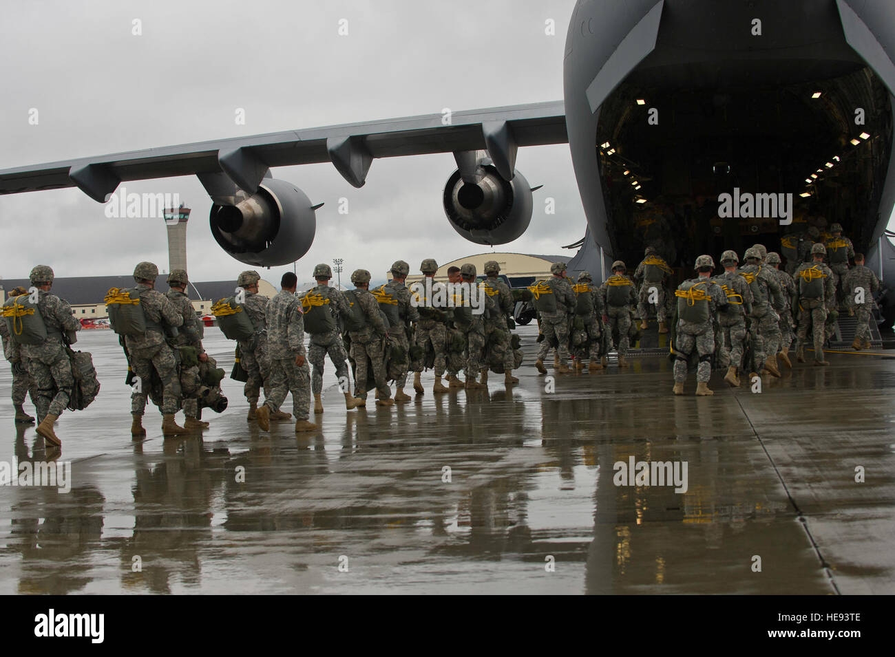 U.S. Army paratroopers with the 1st Battalion (Airborne), 501st ...