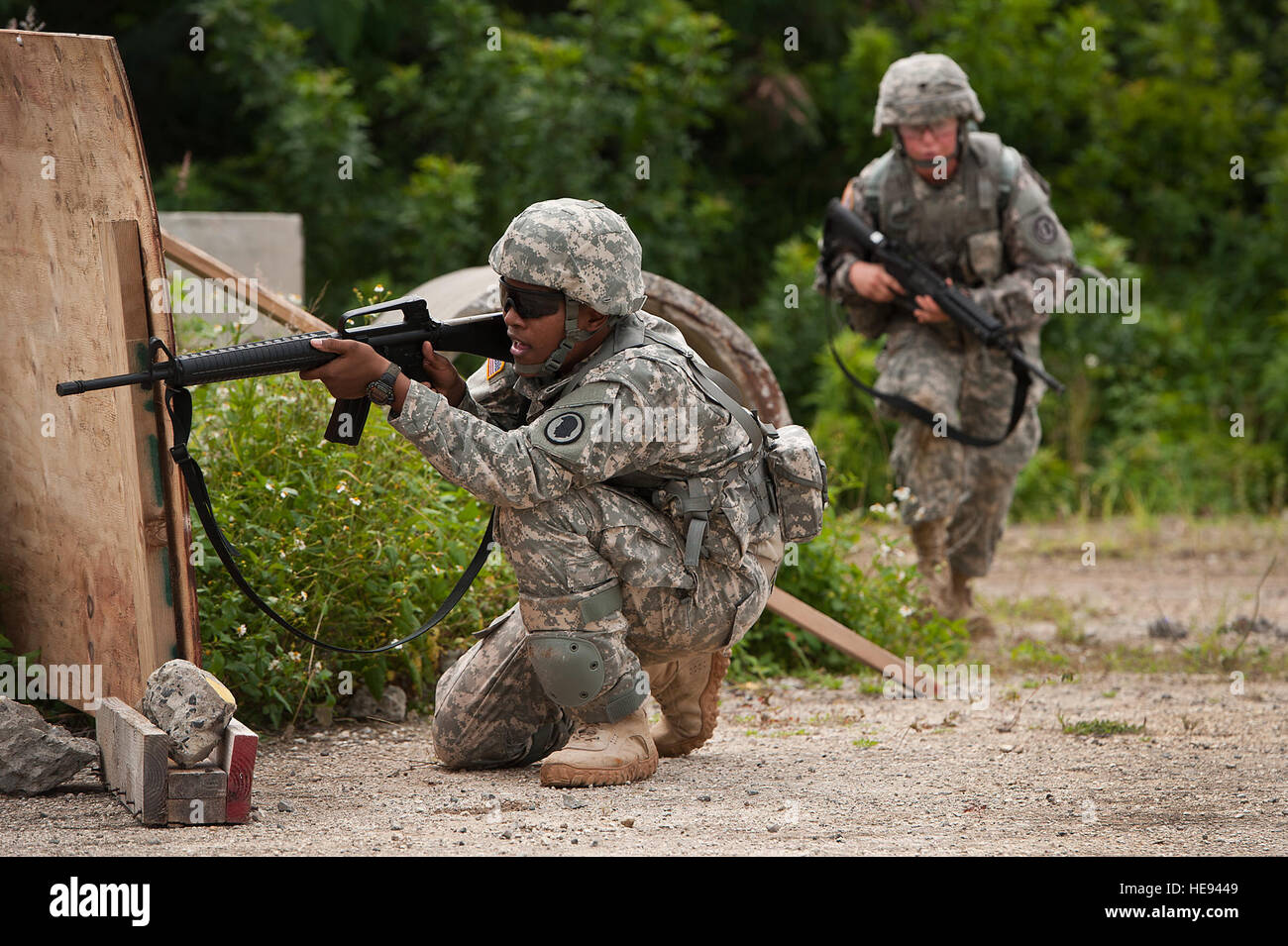 Army, National Guard, and Reserve soldiers train under simulated fire ...
