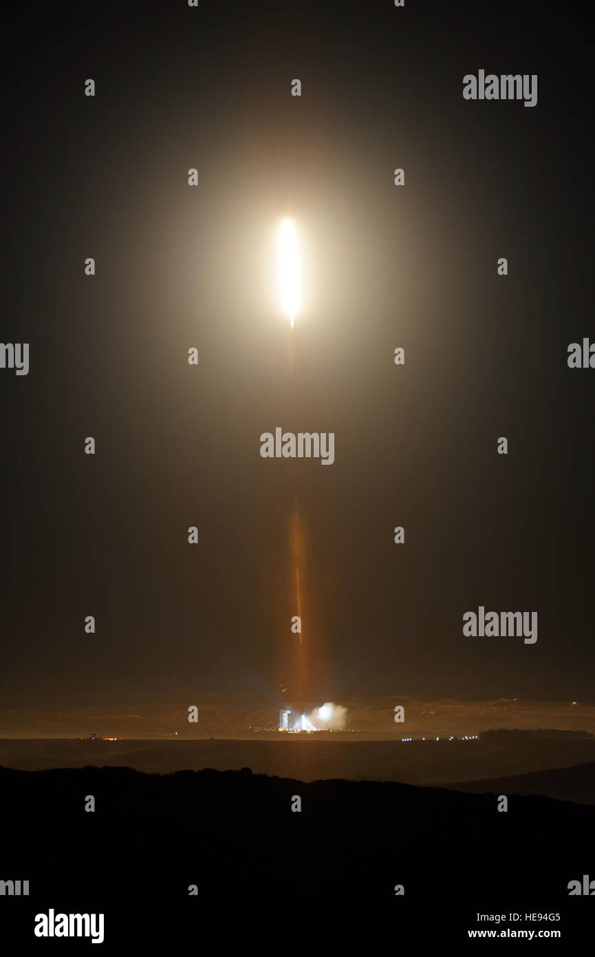 Team Vandenberg launches a United Launch Alliance Atlas V rocket ...