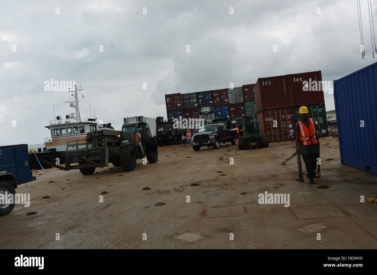 Barge carrying shipping containers hi-res stock photography and images ...