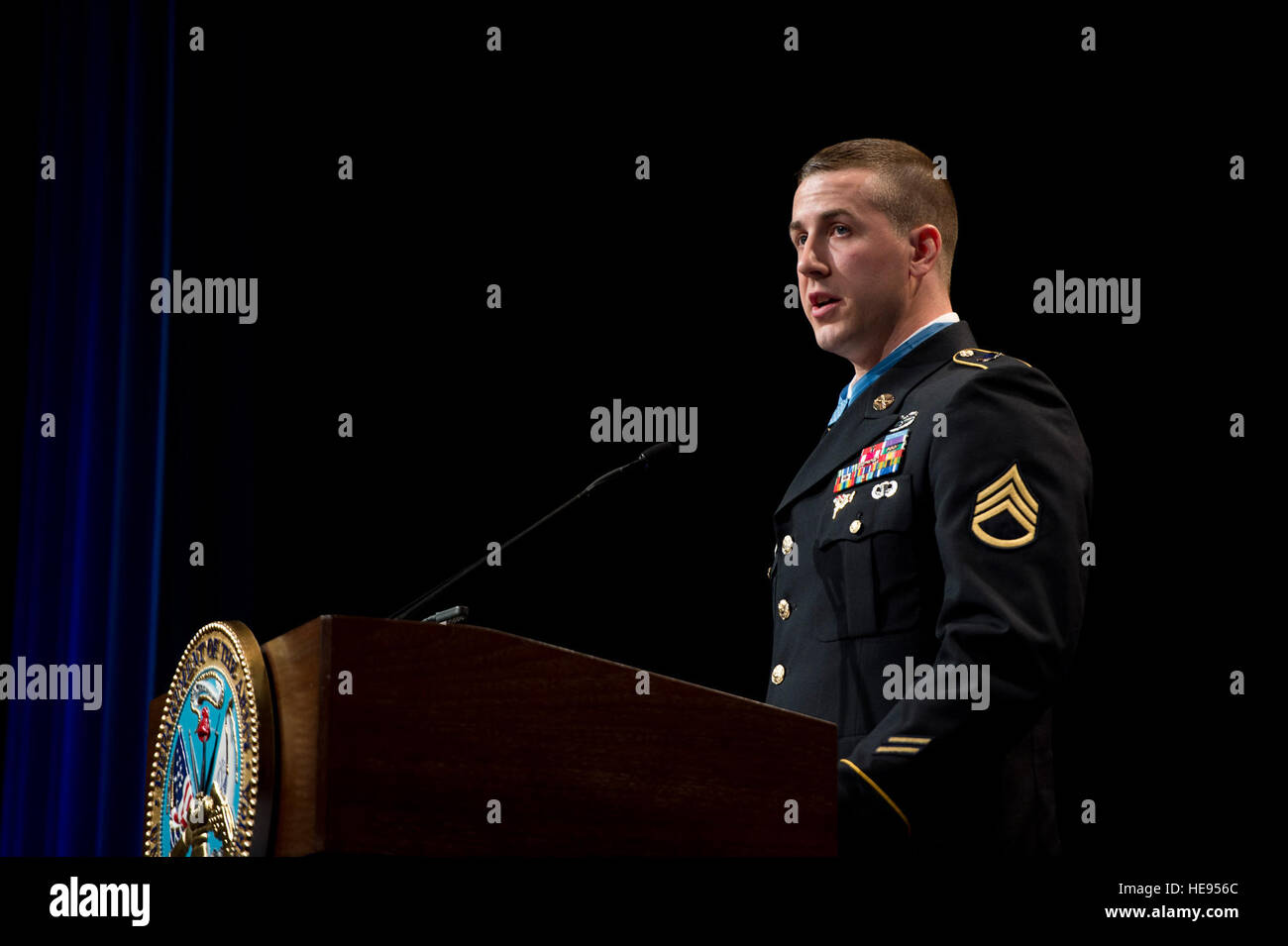 Medal of honor ceremony at pentagon hi-res stock photography and images ...