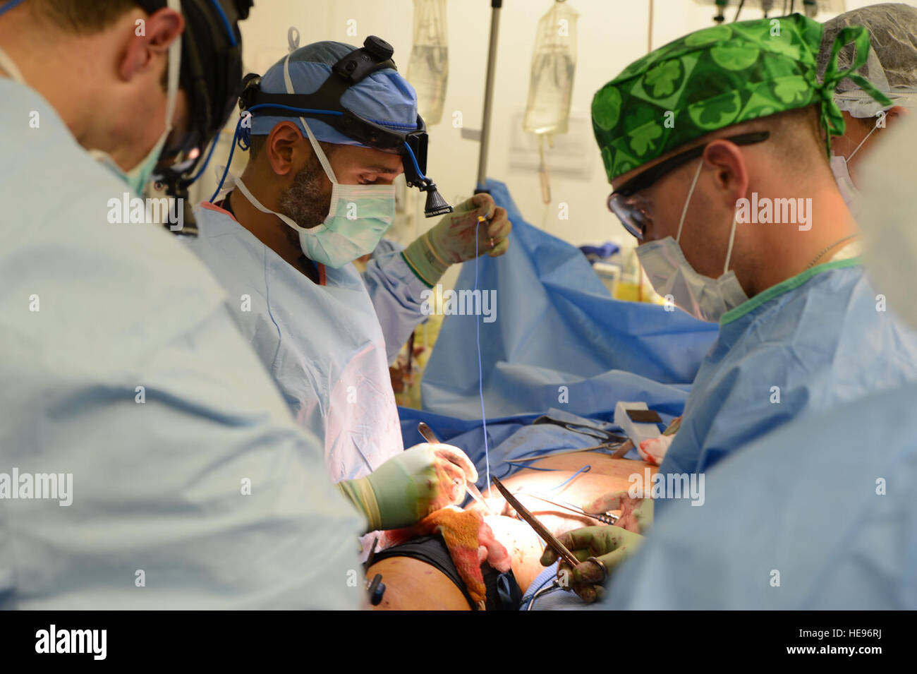 U s military doctors work together hi-res stock photography and images ...