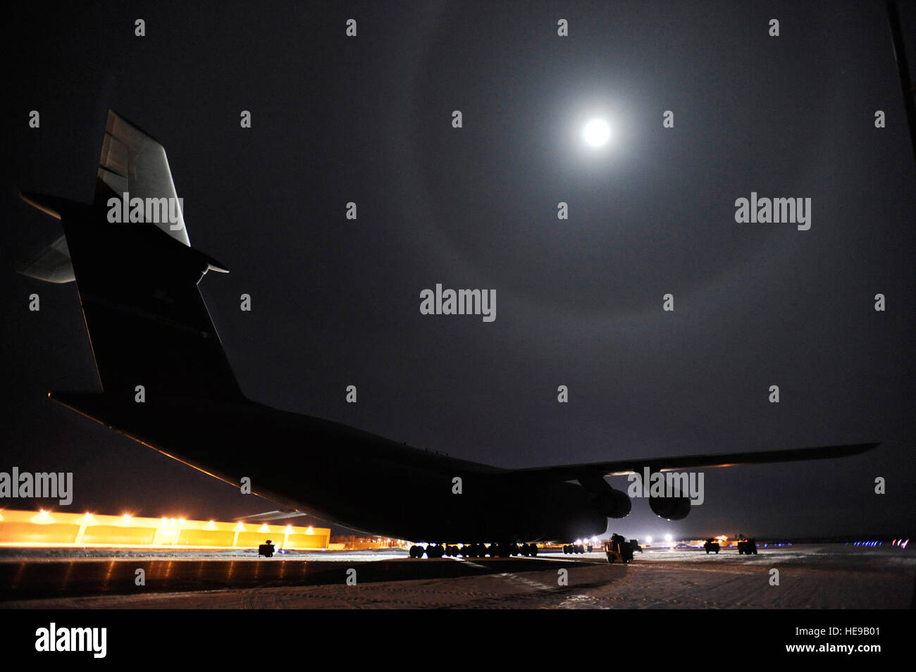 Pylons and auxiliary power units hi-res stock photography and images ...