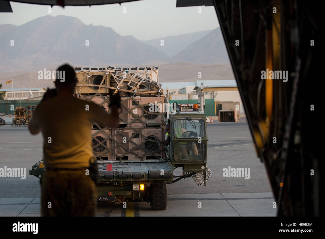 Aircrafts loading hi-res stock photography and images - Alamy