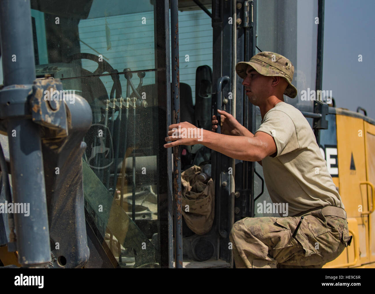 Flightline fence hi-res stock photography and images - Alamy