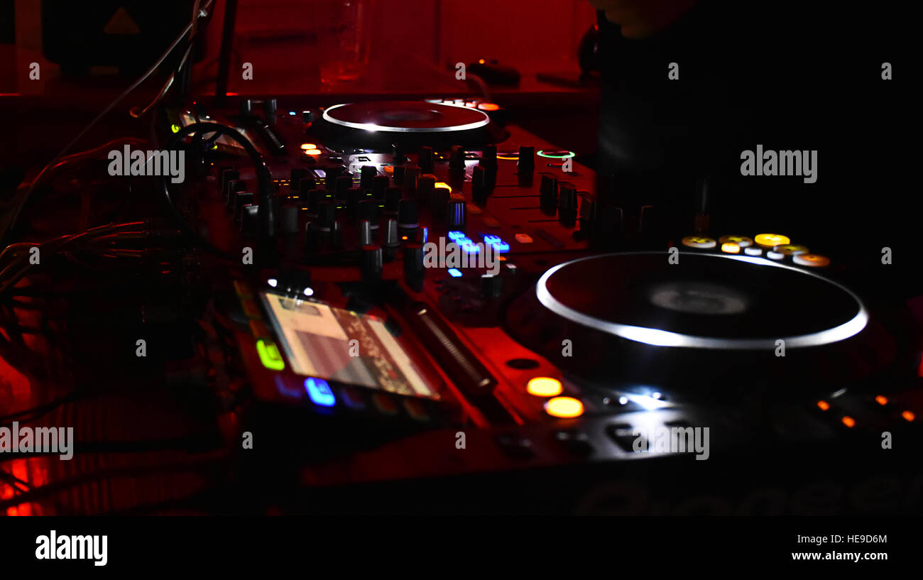 Mixing table hi-res stock photography and images - Alamy