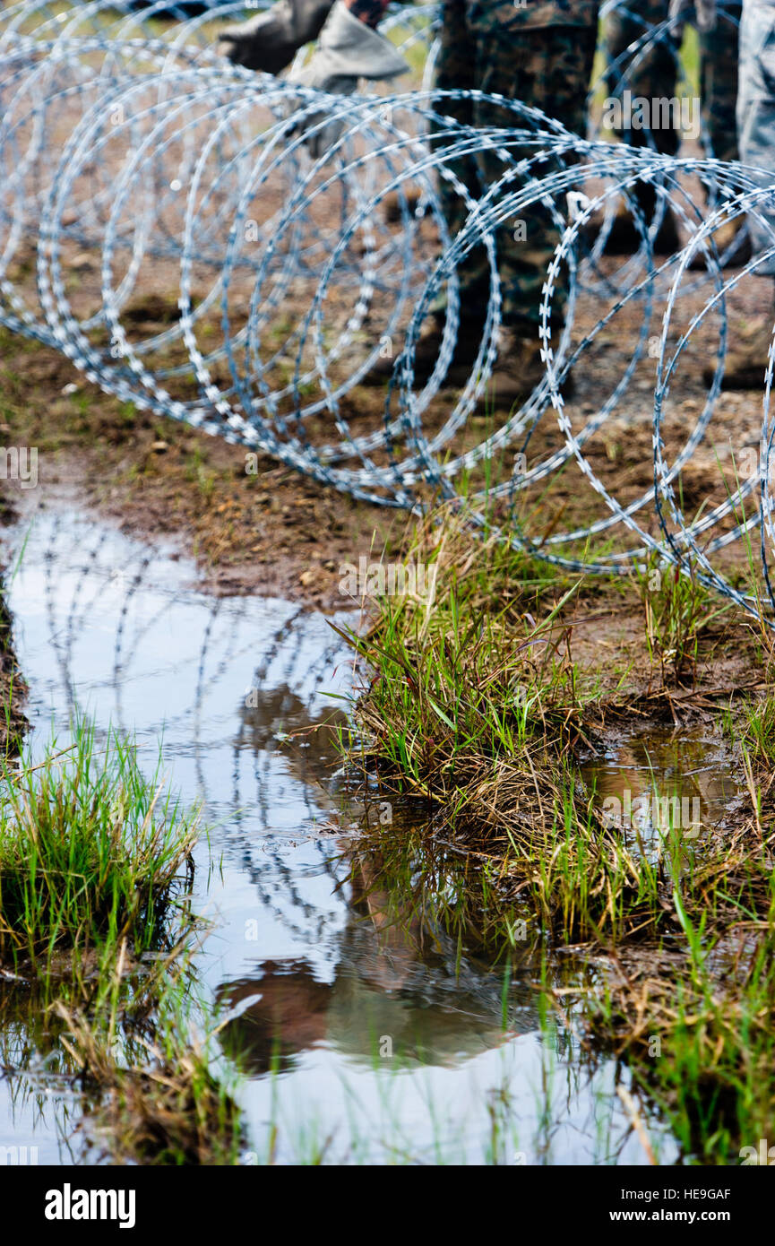 Set up concertina wire hi-res stock photography and images - Alamy