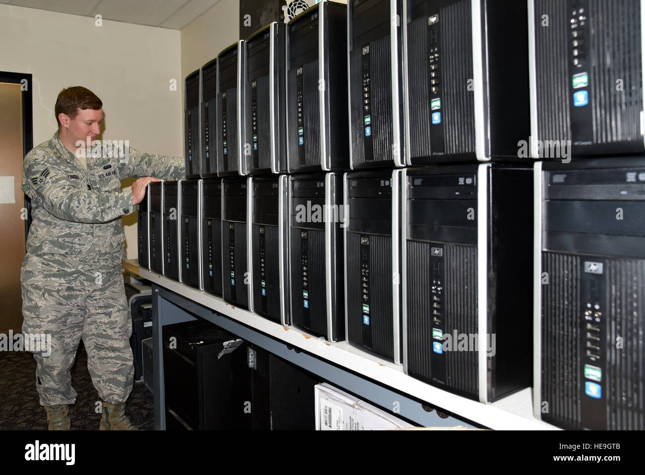 Us air force personnel on computers hi-res stock photography and images ...