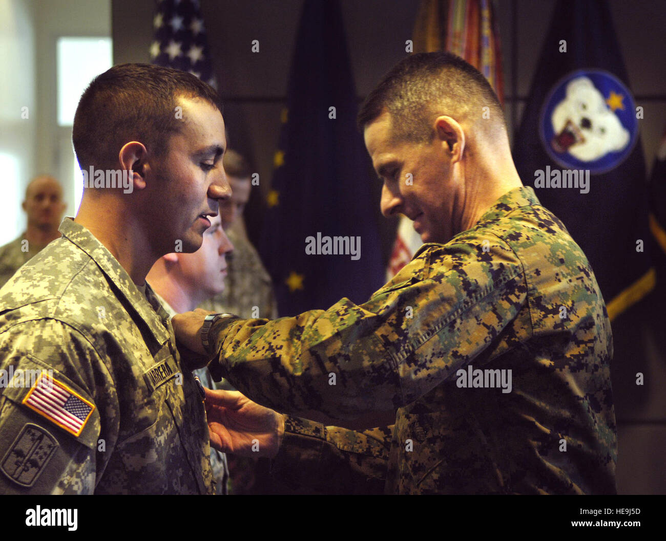 General Peter Pace, chairman of the Joint Chiefs of Staff, awards the ...
