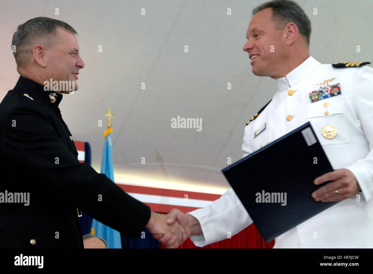 Marine Corps Gen James E Cartwright Vice Chairman Of The Joint Chiefs Of Staff Shakes The