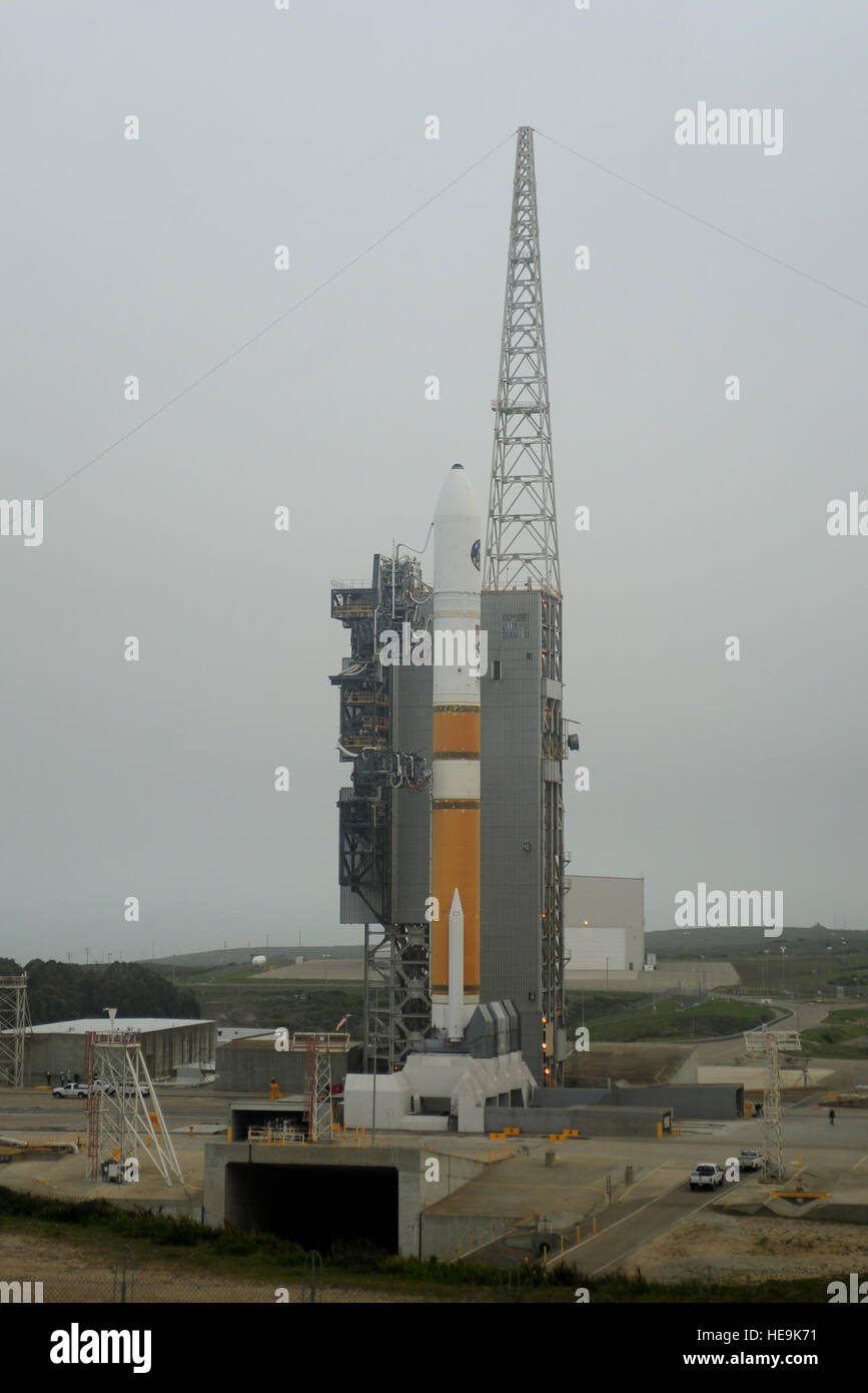 Payload fairing hi-res stock photography and images - Alamy