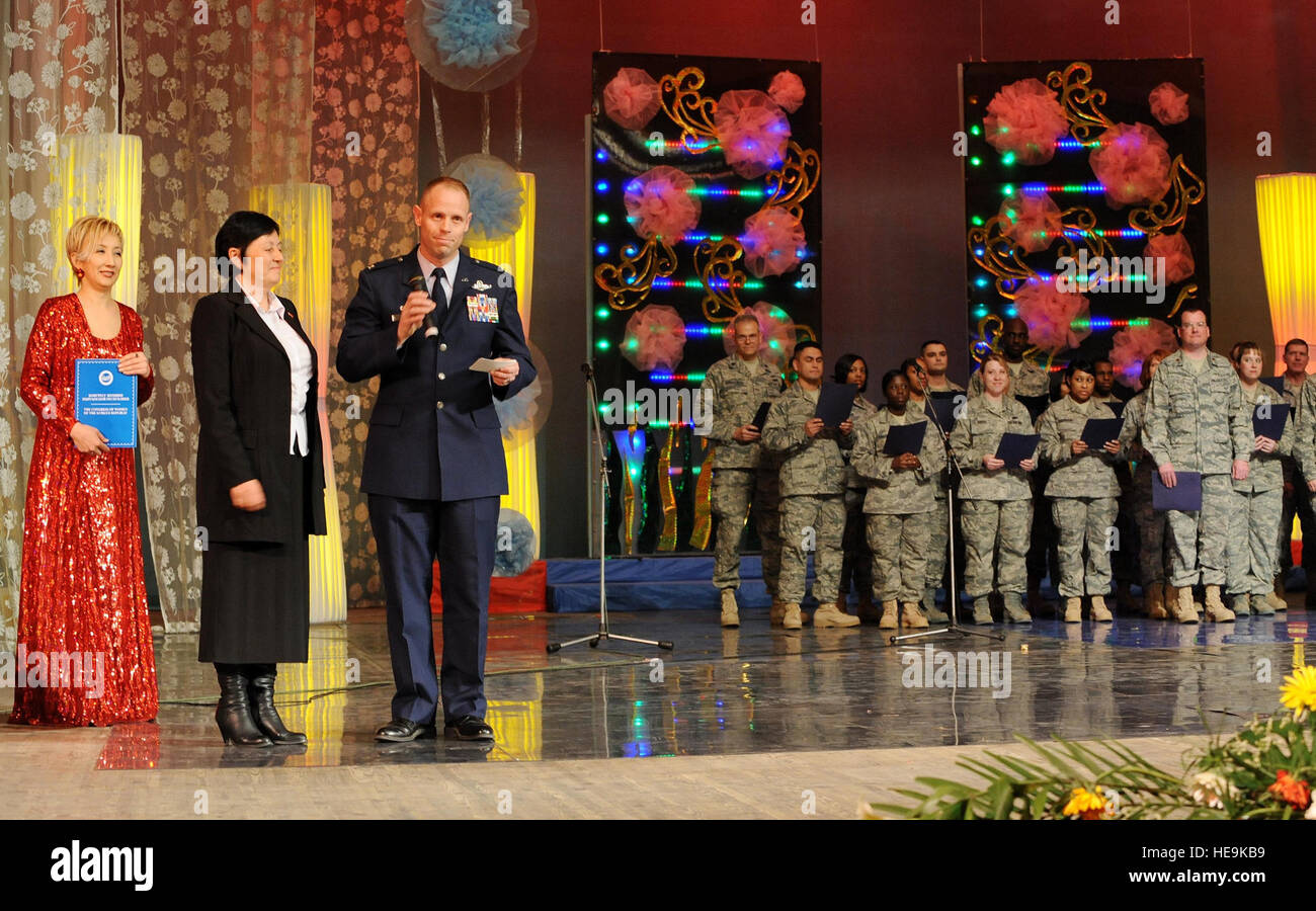 Col. Blaine Holt, the Transit Center director, speaks to audience ...