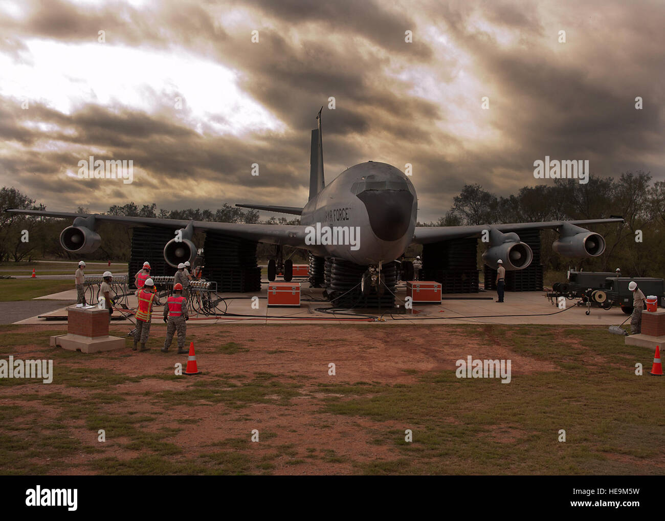 Crash damaged disabled aircraft recovery hi-res stock photography and ...