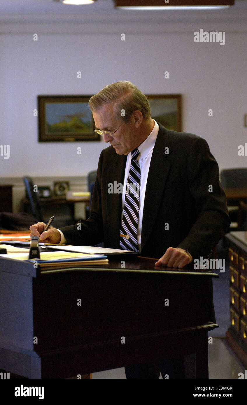 Donald rumsfeld desk hi-res stock photography and images - Alamy