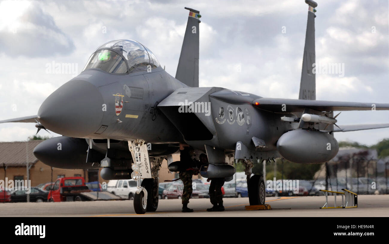 Airman 1st Class James Willett (left) and Staff Sgt. David Cruz disarm ...