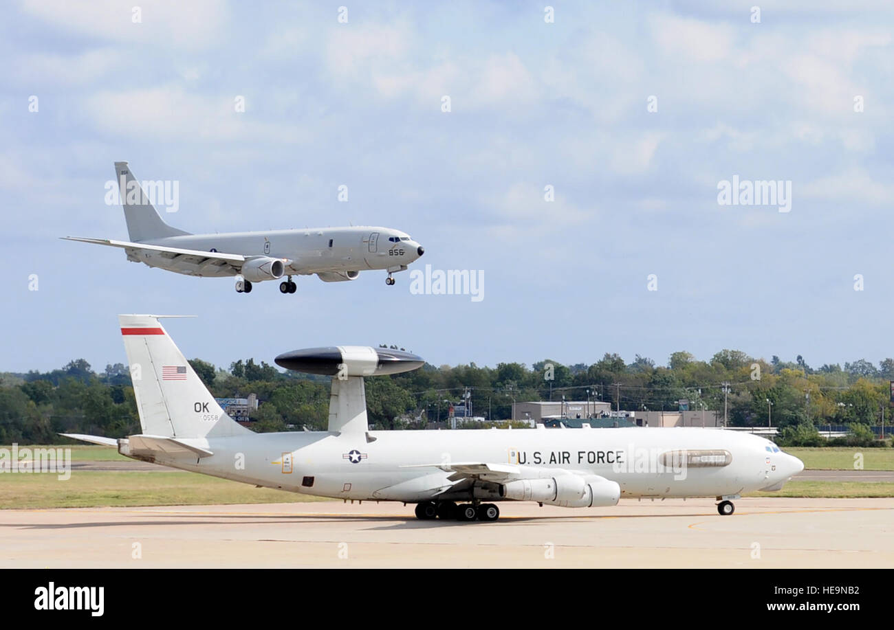 161006-F-LB106-016 TINKER AIR FORCE BASE, OK (Oct. 6, 2016) An E-3 ...