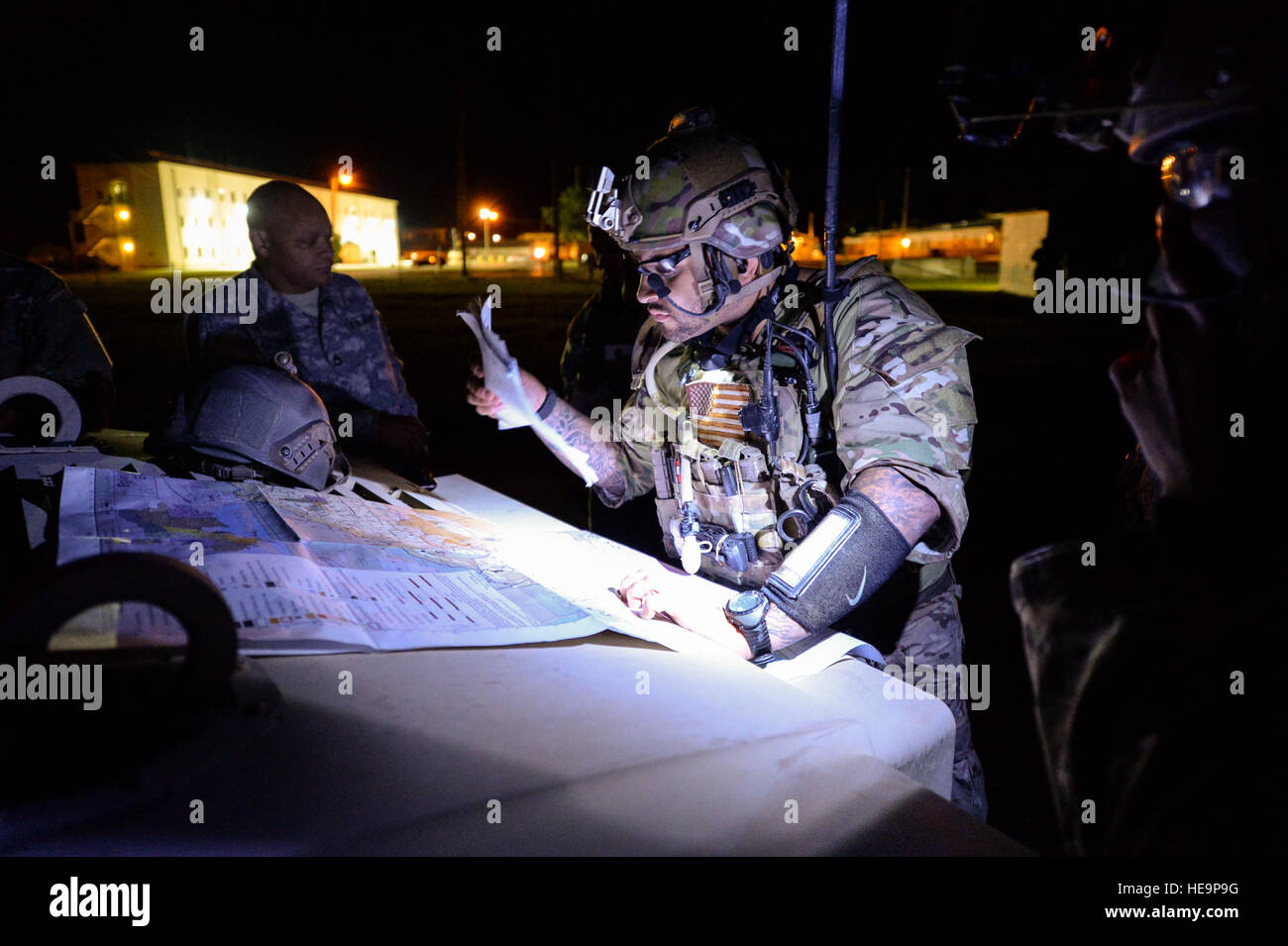 Soldiers look at a map hi-res stock photography and images - Alamy