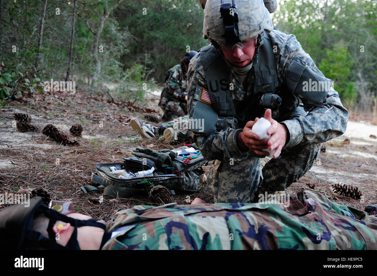 U s army medic assists army hi-res stock photography and images - Alamy