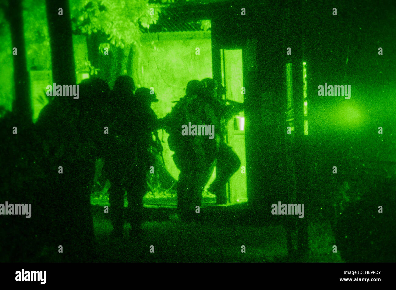 Army special forces conduct urban operations during Emerald Warrior ...
