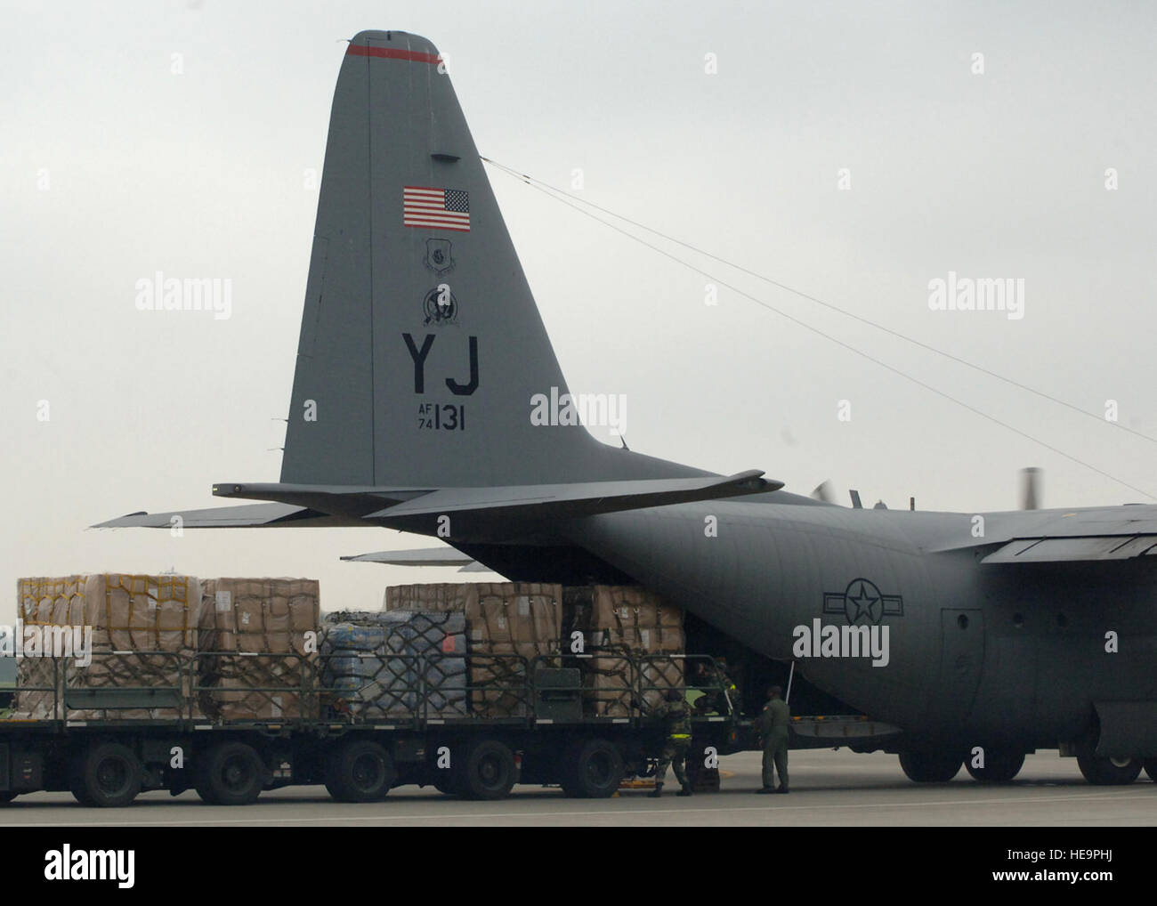 Airmen load 130 hercules hi-res stock photography and images - Alamy