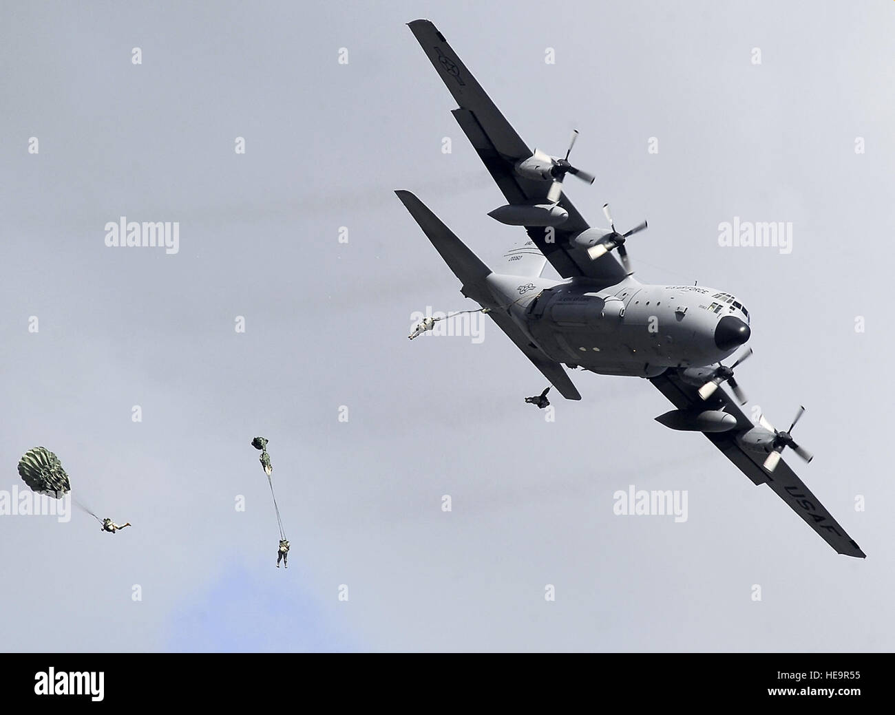 Paratroopers from U.S. Army Alaska's 4th Brigade Combat Team (Airborne ...