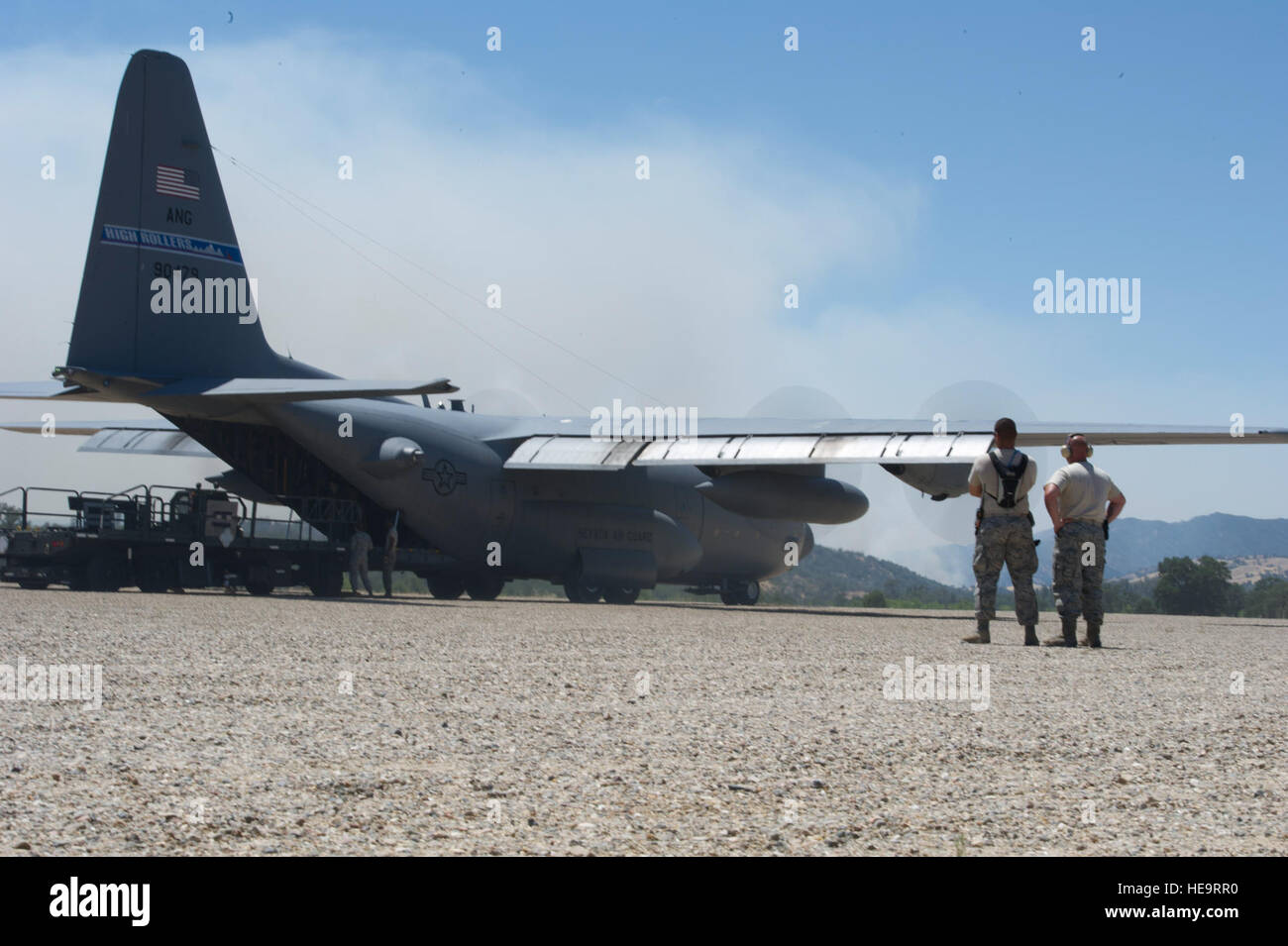 Aerial port support airmen from various Air Force Reserve units unload ...