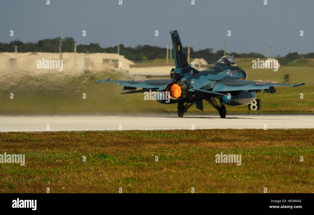 A Japan Air Self-Defense Force F-2 fighter aircraft from Tsuiki Air ...
