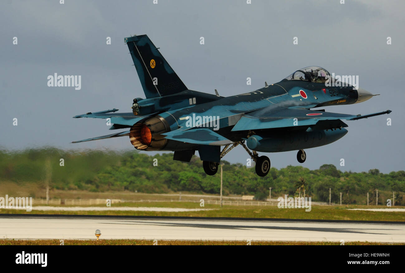 A Japan Air Self-Defense Force (JASDF) F-2 fighter aircraft, Tsuiki Air ...