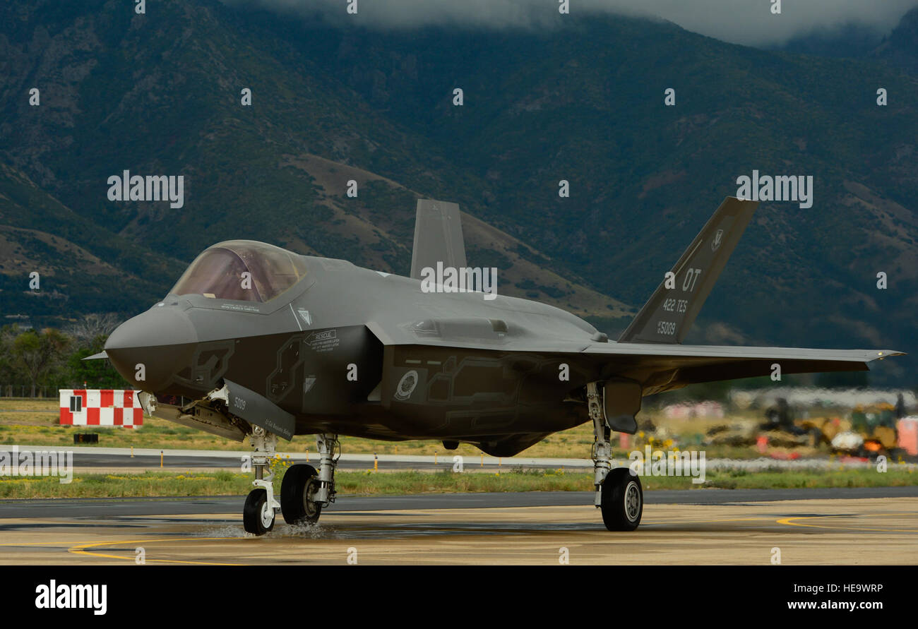 The first F-35A Lightning II Joint Strike Fighter ever to land at Hill ...