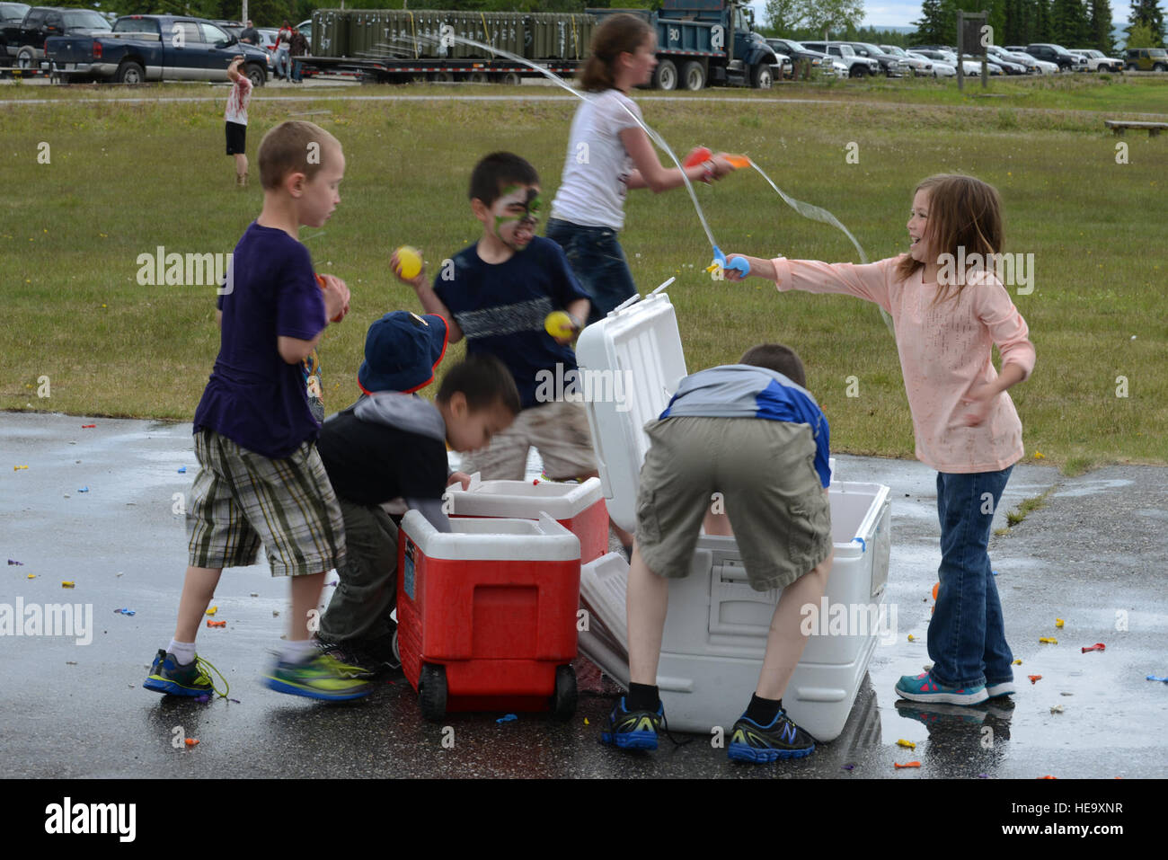 Water balloon fight hi-res stock photography and images - Alamy