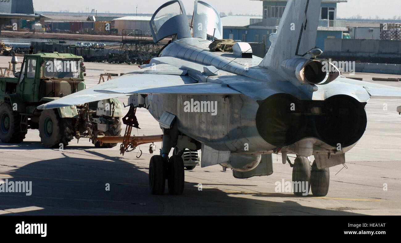 Air force maintenance personnel hi-res stock photography and images - Alamy