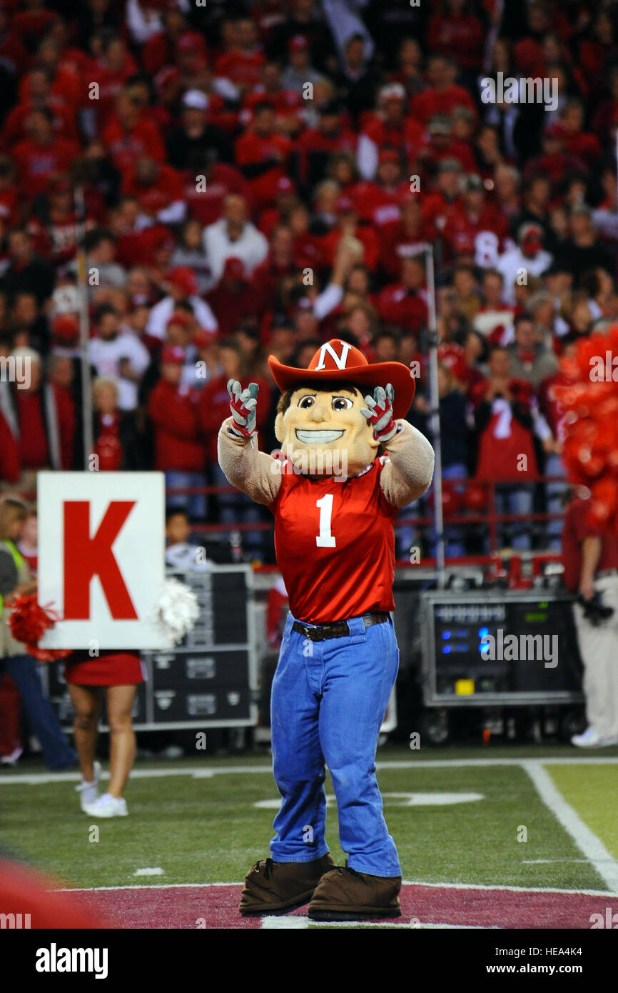 Military personnel attend memorial hi-res stock photography and images ...