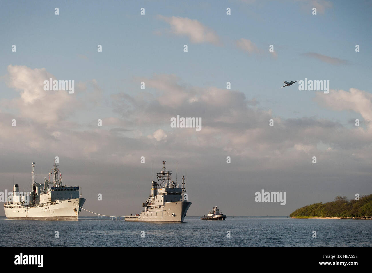 The U.S. Navy Fleet Ocean Tug USNS Sioux tows Her Majesty's Canada Ship ...