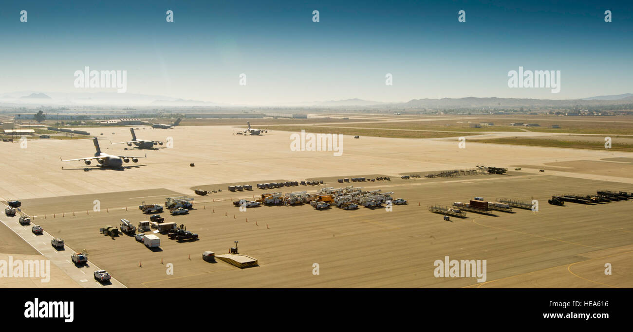 Us air force logistical aircraft hi-res stock photography and images ...