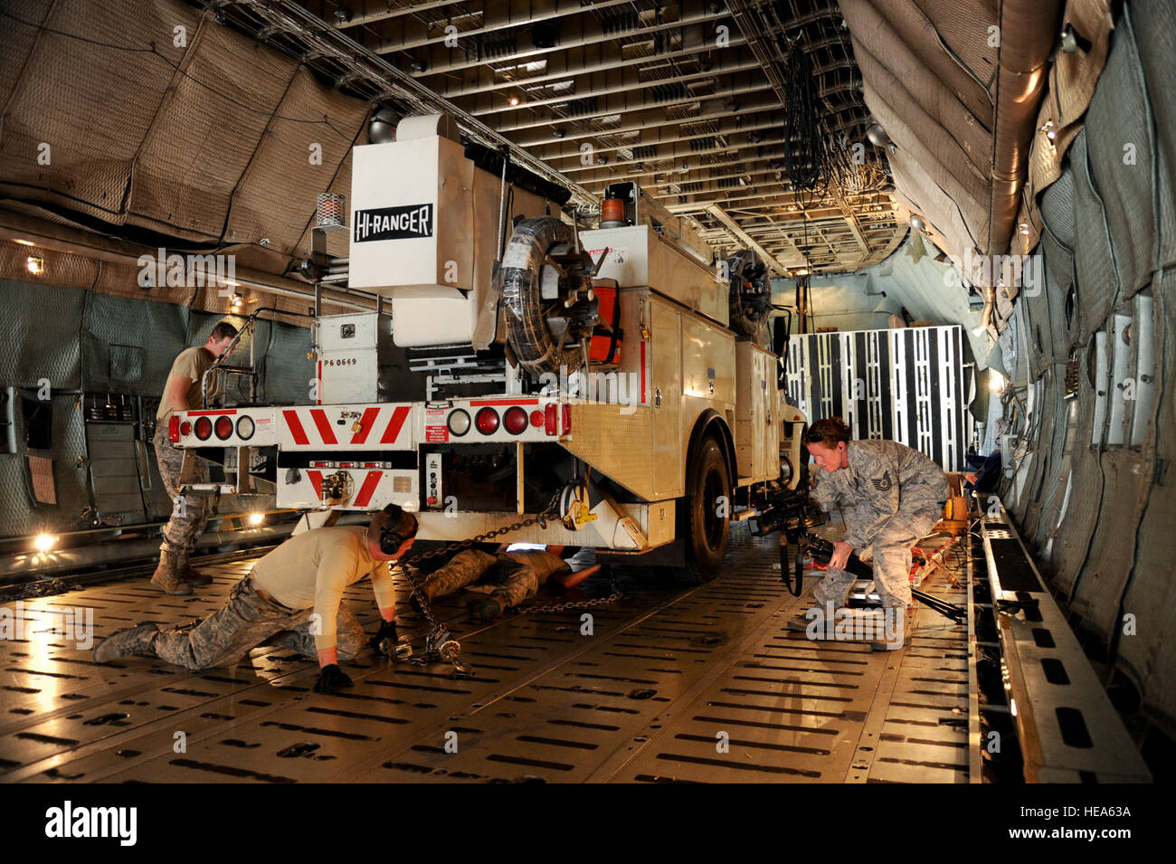 Us air force logistical aircraft hi-res stock photography and images ...