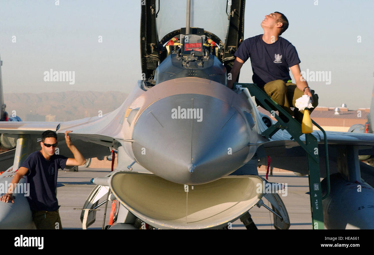Israeli Air Force (IAF) F-16 Fighting Falcon aircraft Crew Chiefs ...