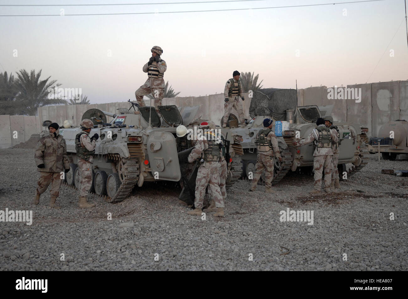 Iraqi Army Soldiers from 3rd Battalion, 2nd Brigade, 9th Iraqi Army ...