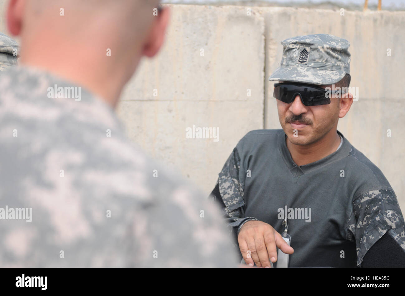 An Iraqi national police sergeant major listens as a U.S. Soldier ...
