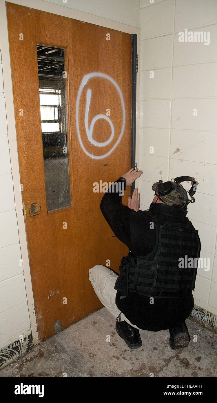 Police door breaching hi-res stock photography and images - Alamy