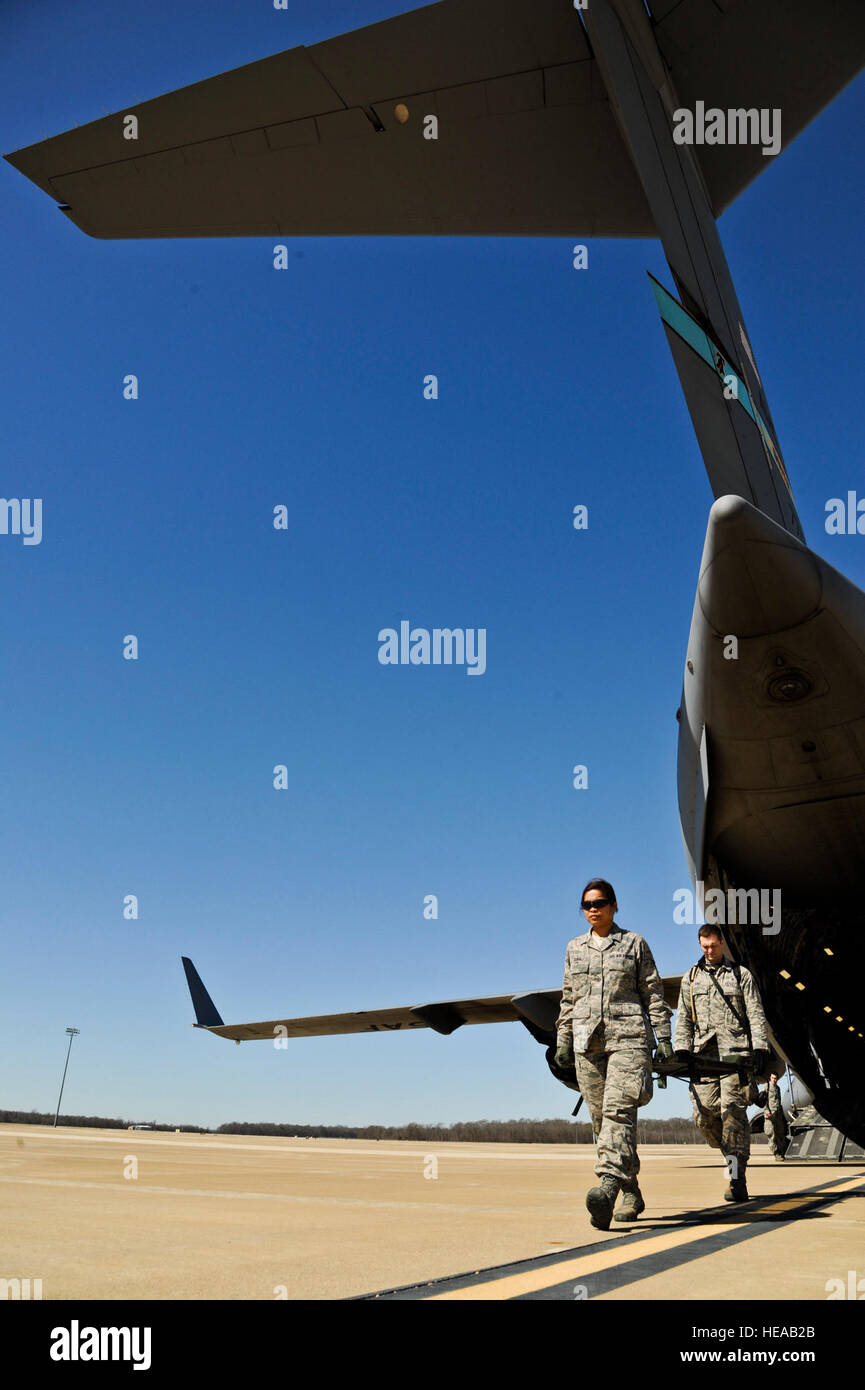 U.S. Air Force Staff Sgt. Lorena Quiral, 18th Aeromedical Evacuation ...