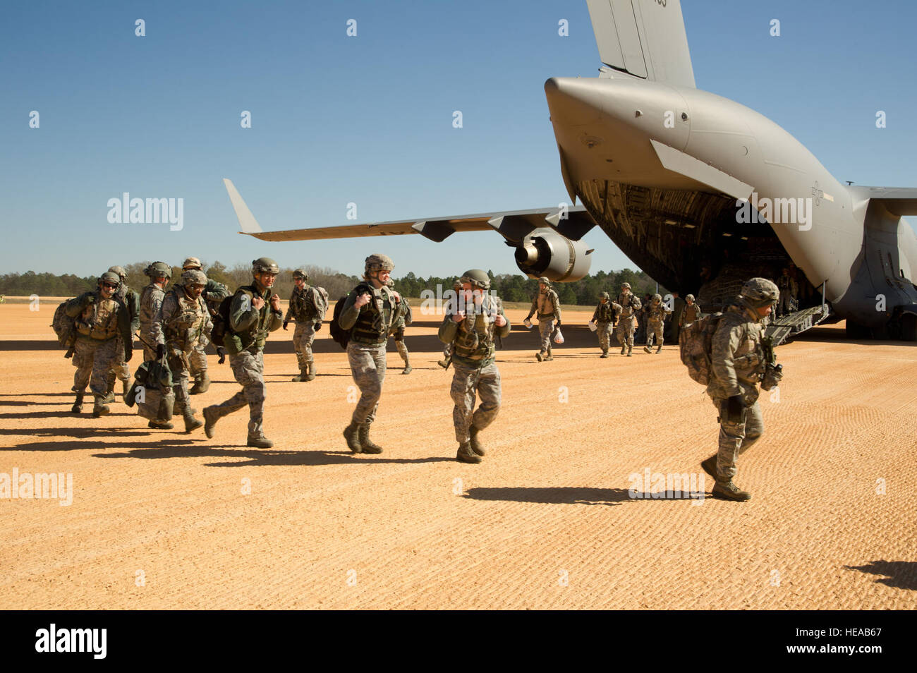 U.S. Air Force Airmen perform an engine running offload from a C-17 ...