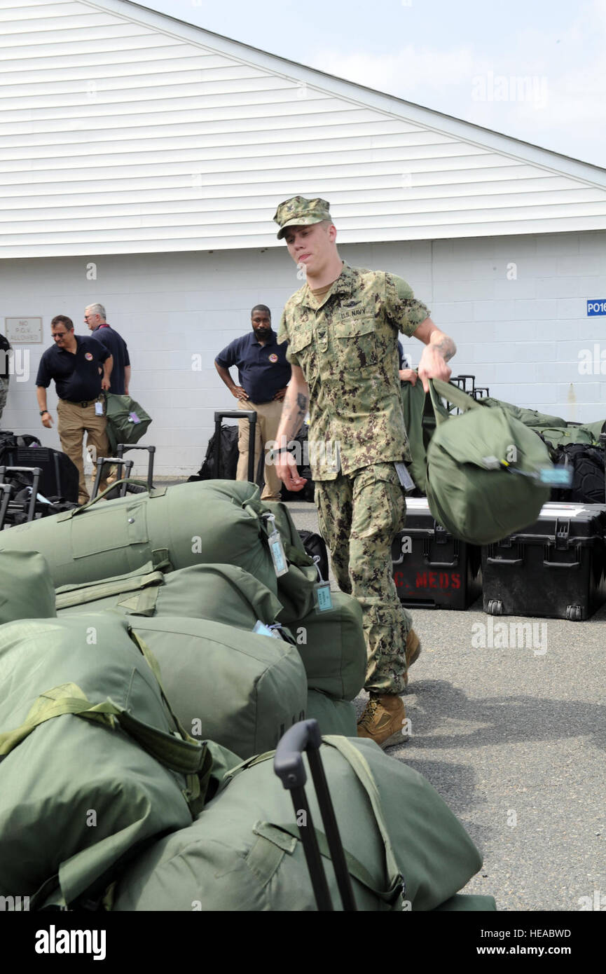 U.S. military personnel of Joint Task Force Civil Support lift and ...